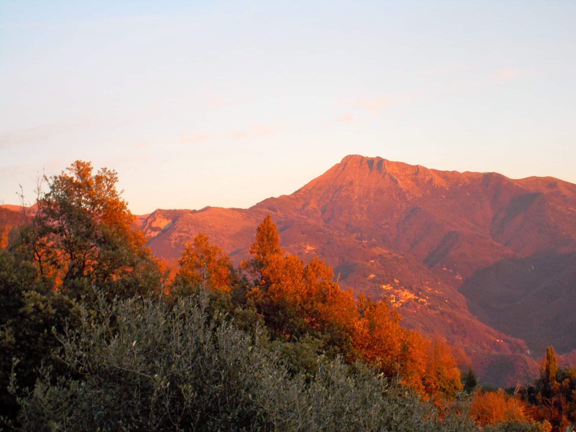 Hiking in the Alpi Apuane in Tuscany. Hiking trip. UVGAM leader