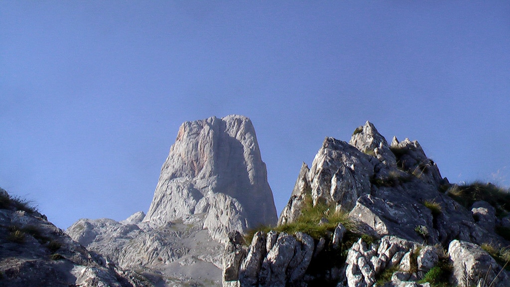 Naranjo de Bulnes (Picu Urriellu) 2-day guided climb. 2-day trip. AEGM ...
